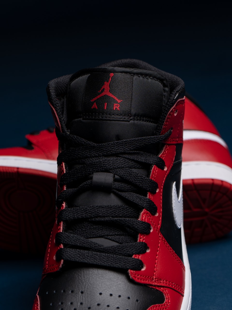 Nike AIR JORDAN 1 MID DQ8426-061 NEGRO/ROJO | Paradise