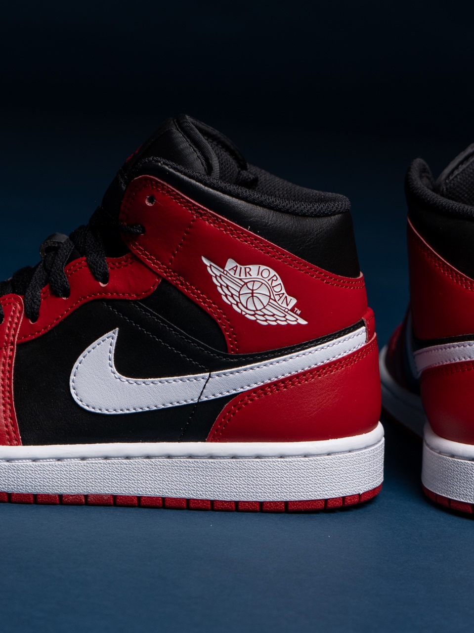 Nike AIR JORDAN 1 MID DQ8426-061 NEGRO/ROJO | Paradise